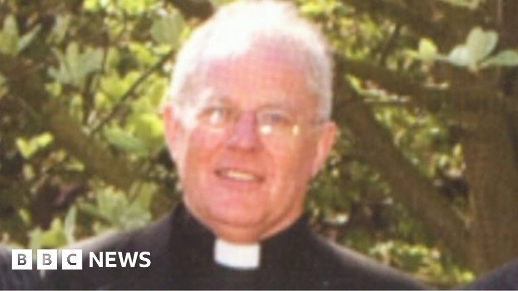 Catholic priest Fr John McManus returns to ministry - BBC News