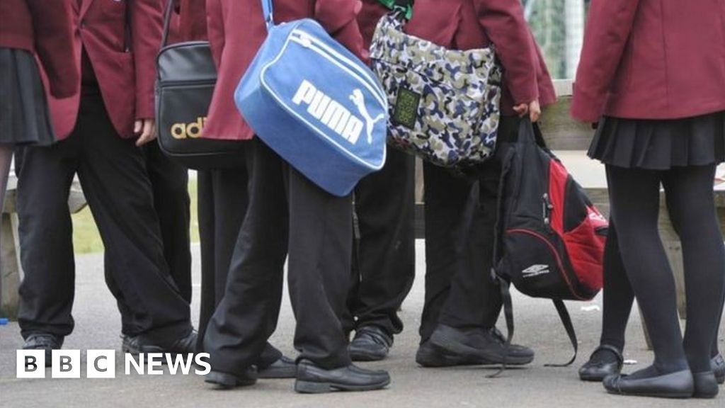 Ministers criticised over school sexual harassment response - BBC News