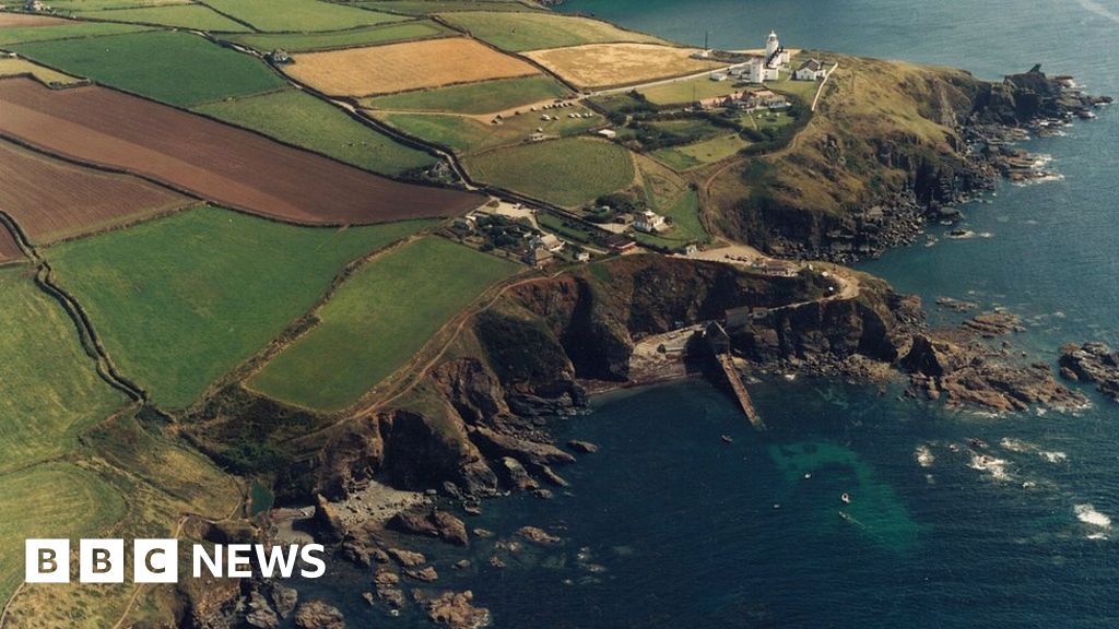 Cornish beauty spot 'possible mass grave' site - BBC News