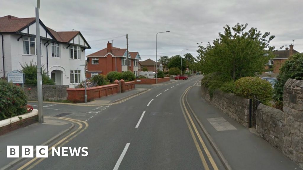 Woman pedestrian dies in Rhyl two-car crash - BBC News