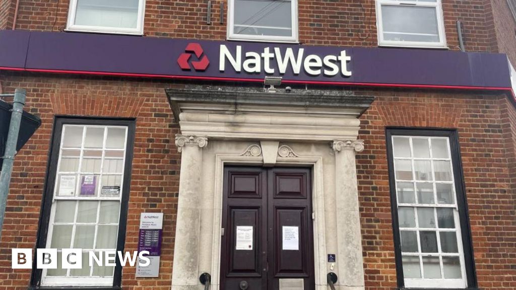 NatWest: Last bank branch in Paddock Wood closes its doors - BBC News
