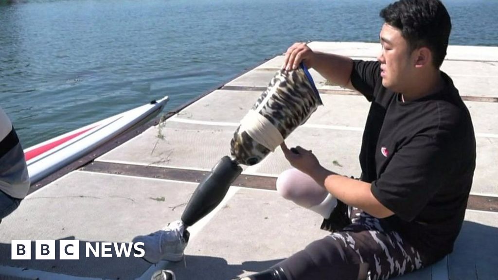 'Rowing helps me control my mind after losing my legs' - BBC News
