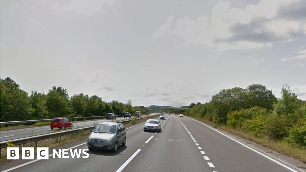 Man dies in crash on A303 near Shipton Bellinger - BBC News