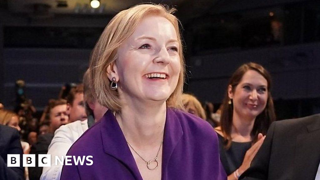 Moment Liz Truss announced as new Tory leader - BBC News
