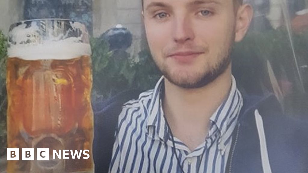 Loughborough Junction: Tribute to 'artist' killed by train - BBC News