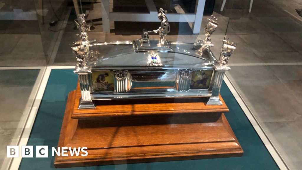 Exhibition celebrates Sheffield's links with metalworking - BBC News