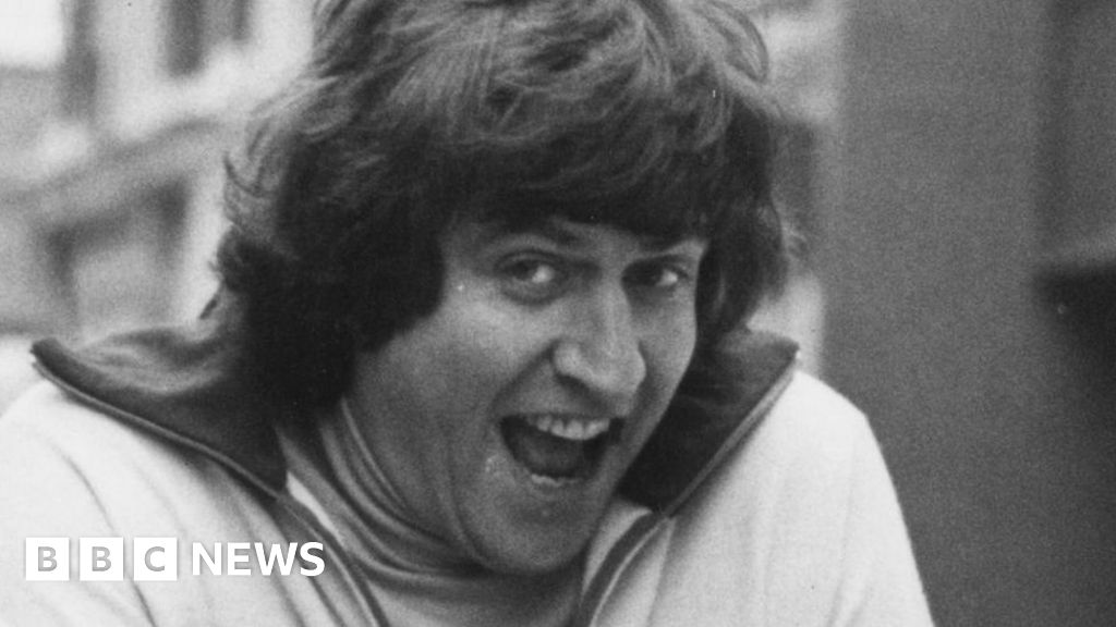 Ed 'Stewpot' Stewart, former BBC disc jockey, dies - BBC News