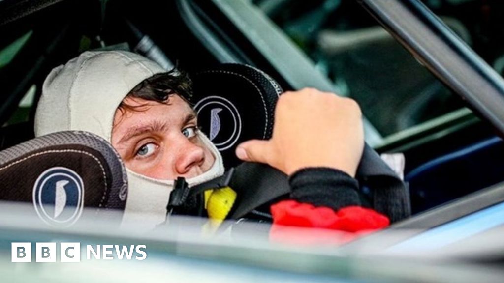Barnsley teenager aiming to compete in British GT racing - BBC News