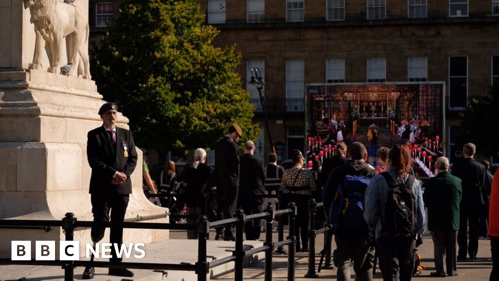 Queen's funeral: Crowds gathered in Newcastle city centre - BBC News