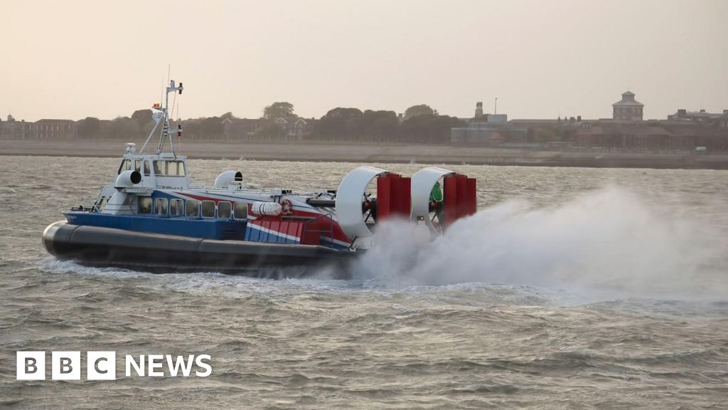 Artist hopes to bring hovercraft back to the Humber - BBC News