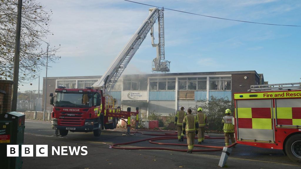 Colchester Hythe warehouse fire tackled by crews - BBC News