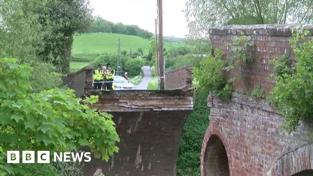 Bridge collapse driver: 'I couldn't believe what I was seeing' - BBC News