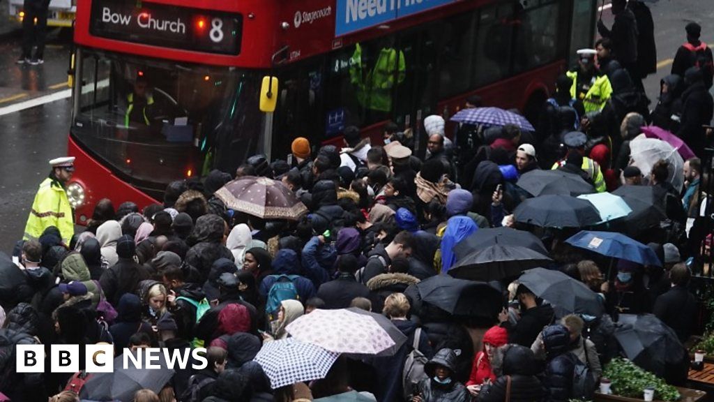 London Tube strike: How Londoners faced the disruption - BBC News