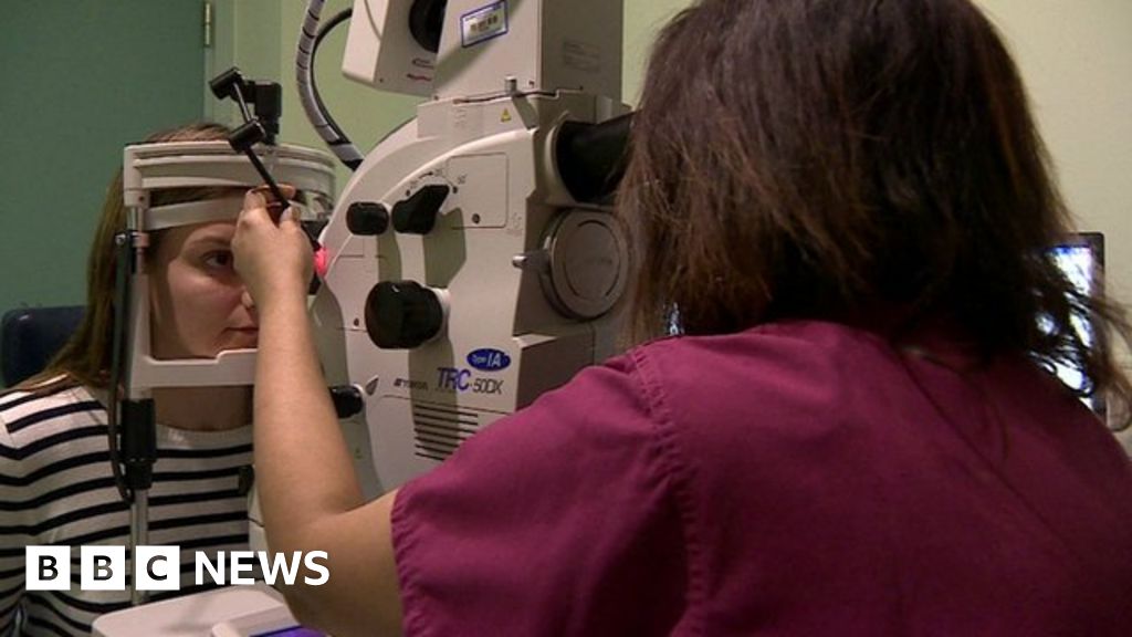 Eye specialists warn of sight loss risks - BBC News