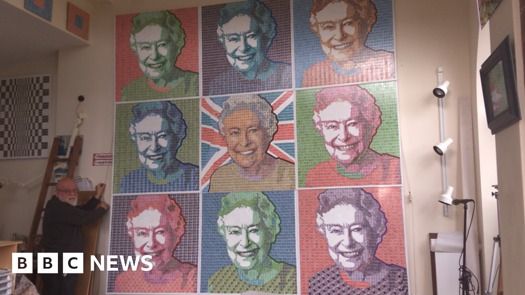 Pete Mason uses stamps to create portraits of the Queen - BBC News