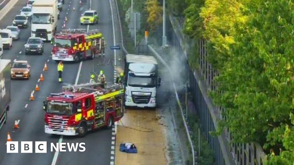 M1 delays in Bedfordshire caused by lorry fire near Luton