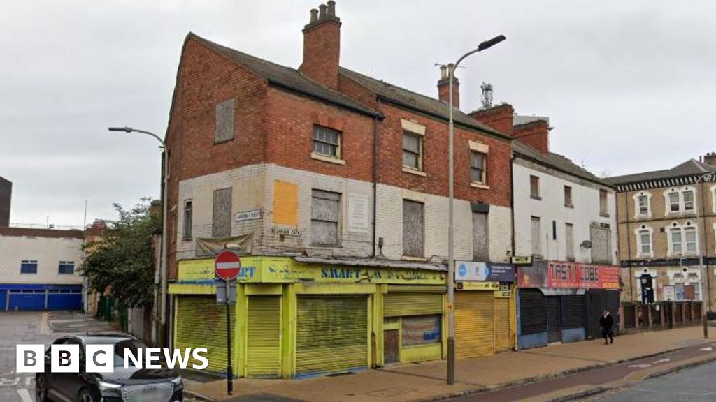 Move to demolish 200-year old 'slum' house - BBC News