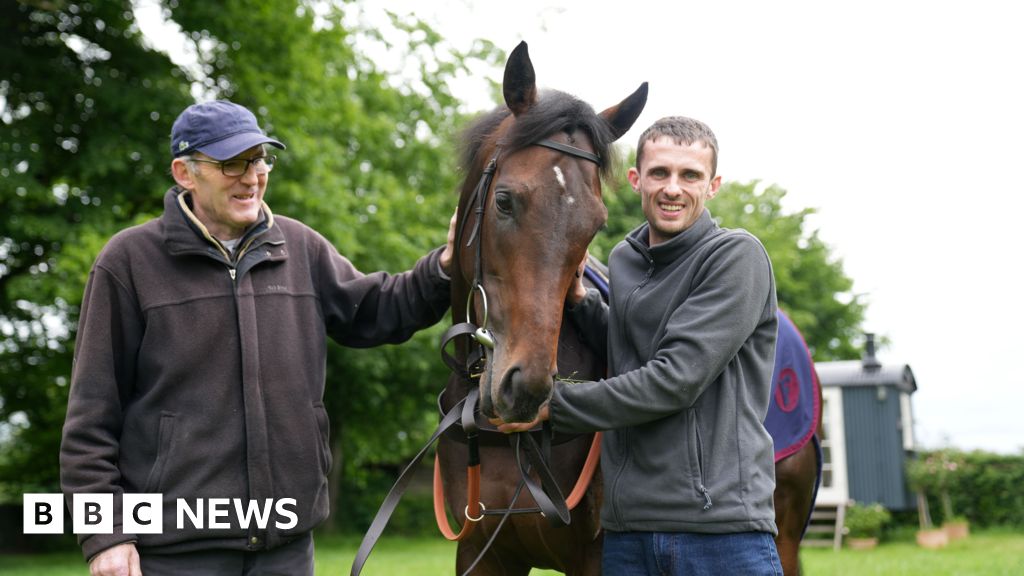 Newmarket trainer targets first Classic with Ambiente Friendly - BBC News
