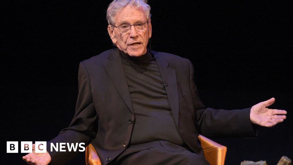 Amos Oz: Acclaimed Israeli author dies at 79