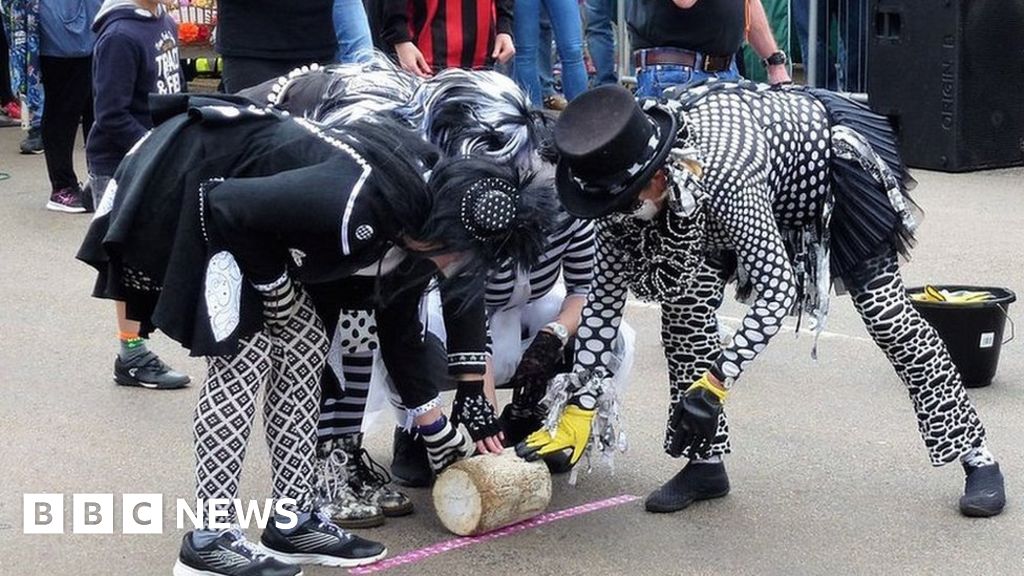 Cheese rolling returns to Stilton after seven years - BBC News