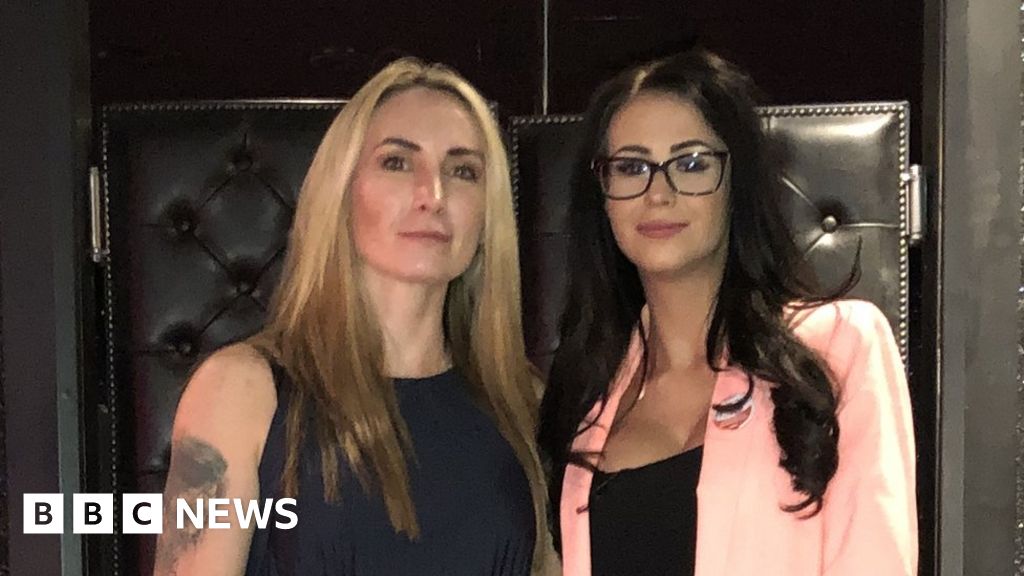 The lap dancers who joined a union - BBC News