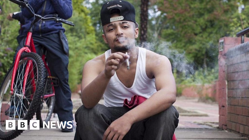 In pictures: Male, Muslim and marginalised - BBC News