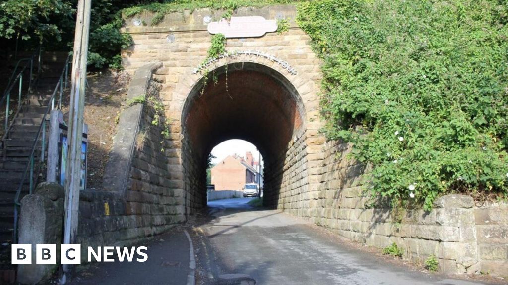 Whitby: Concerns shared over pupil safety on Cinder Track - BBC News