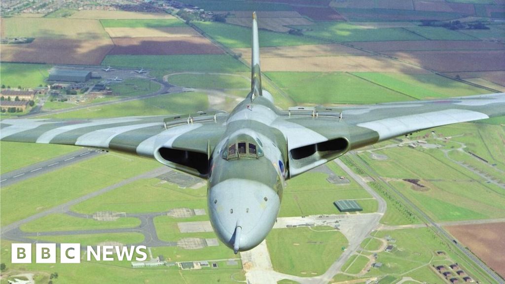 Vulcan bomber celebrated at Leicestershire airfield - BBC News