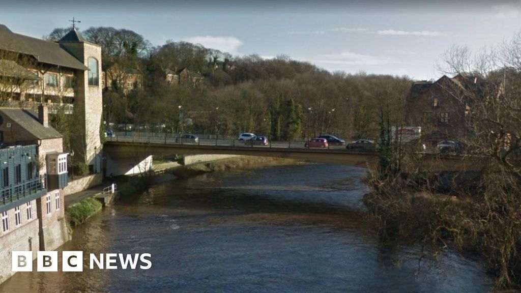 Durham's New Elvet Bridge to close for up to 14 months - BBC News