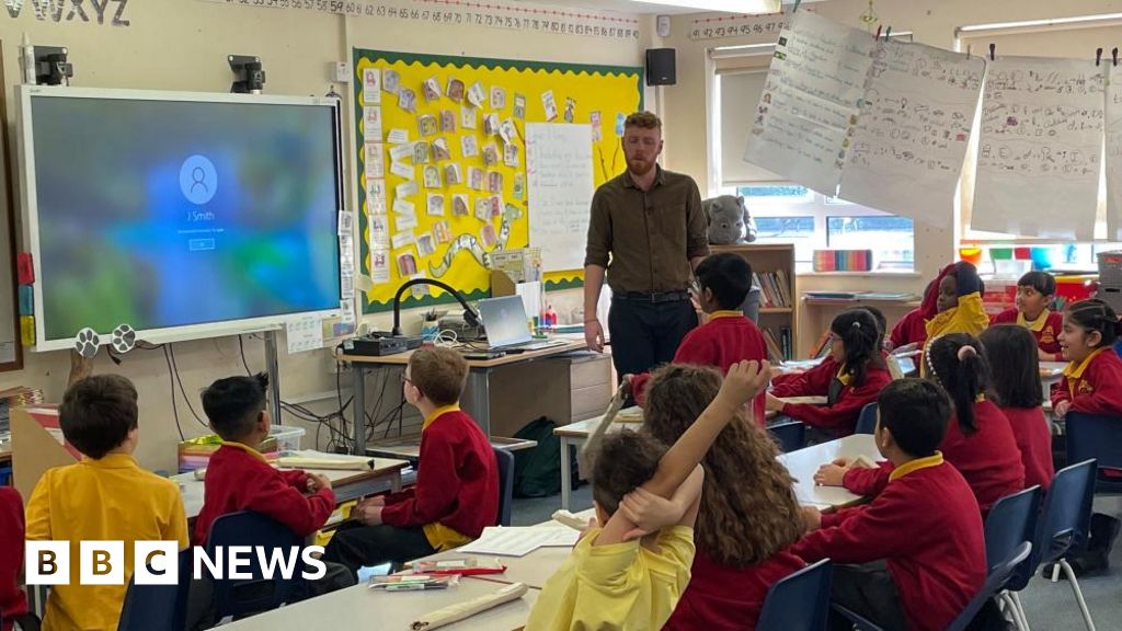 Teacher strikes: Staff at a Luton primary on the first walkout - BBC News