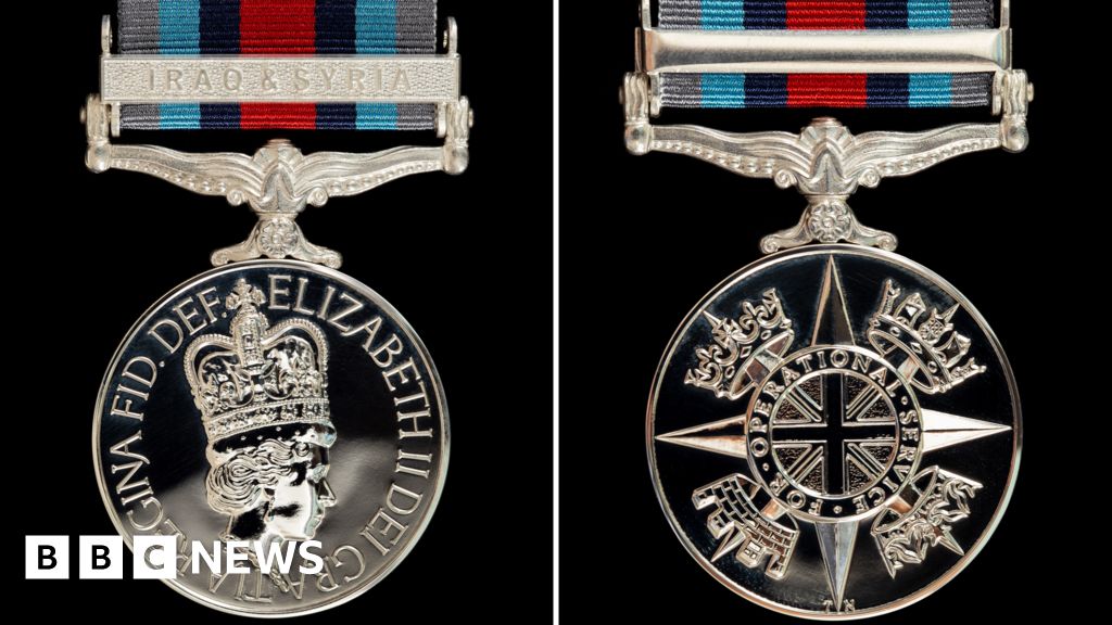 New operational service medal recognises fight against IS - BBC News