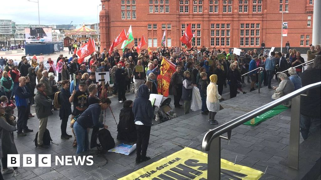 Hundreds protest against nuclear power station mud dump - BBC News