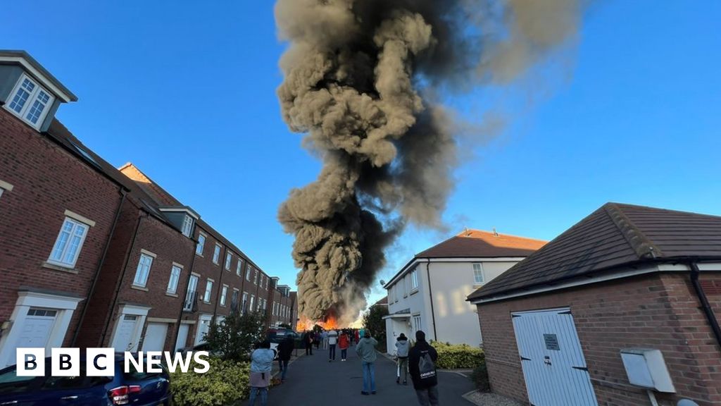 Industrial waste fire fills sky above Newark with smoke - BBC News