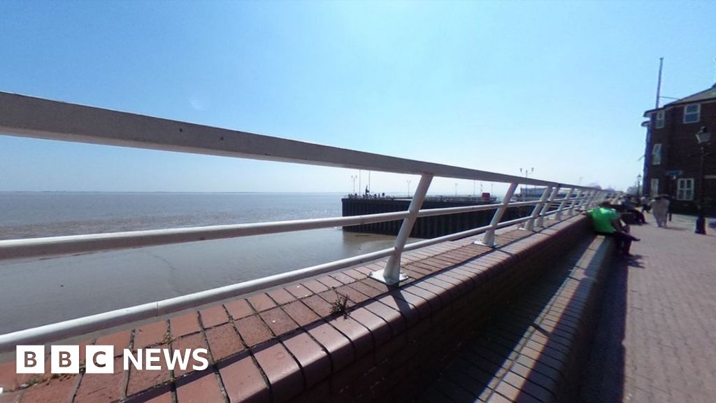 Hull pier latest location for anti-suicide message - BBC News