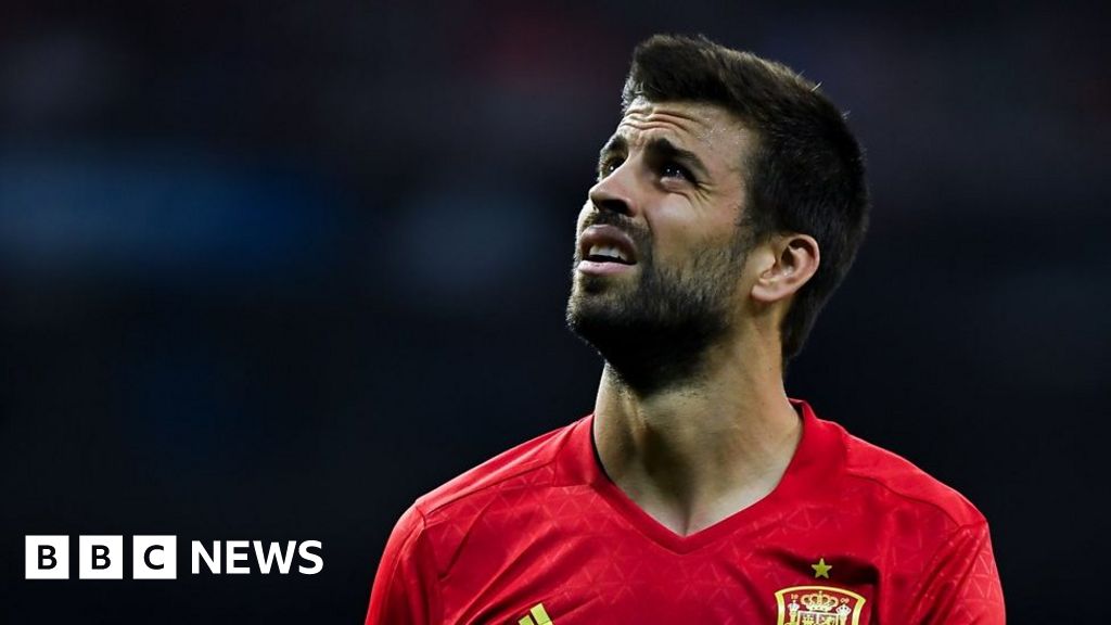Spain fans boo Barcelona's Pique at football training - BBC News