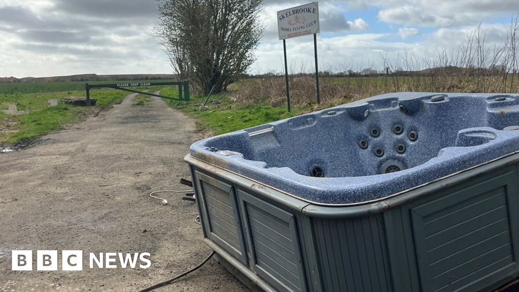 Hunt launched for Doncaster village's hot tub fly-tippers - BBC News