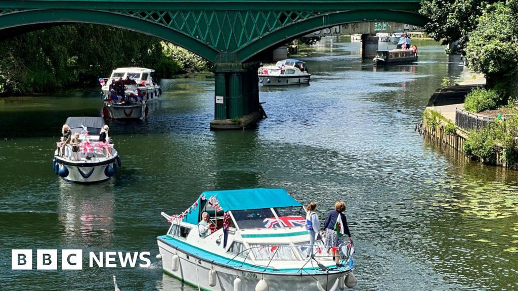 River Nene D-Day flotilla event in pictures - BBC News