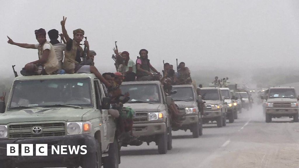 Yemen war: Coalition-backed Yemeni forces near port of Hudaydah