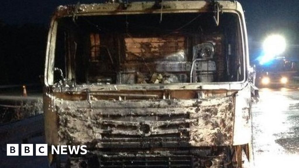 Lorry fire closes section of A3 near Petersfield - BBC News