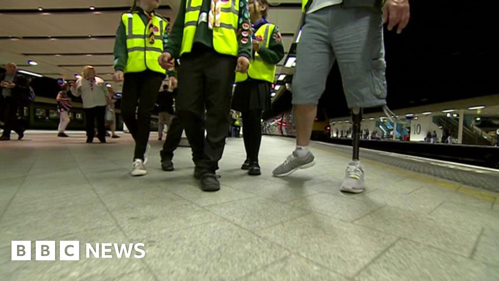 Paralympian Simon Munn warns of railway trespass danger - BBC News