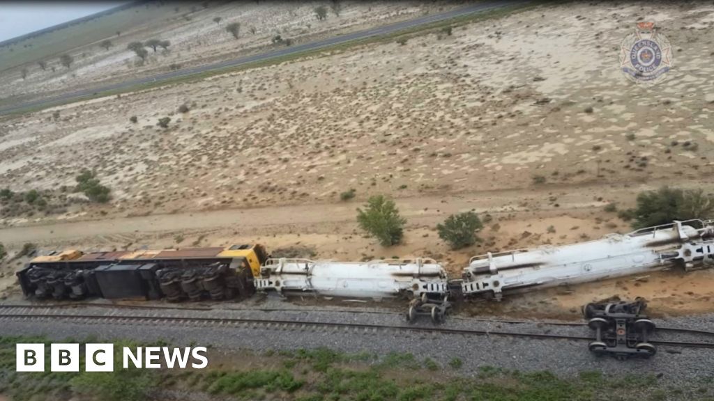Australia train transporting sulphuric acid derails - BBC News