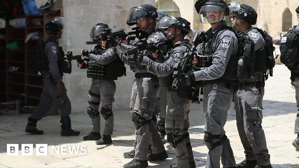 Clashes break out at Jerusalem holy site - BBC News