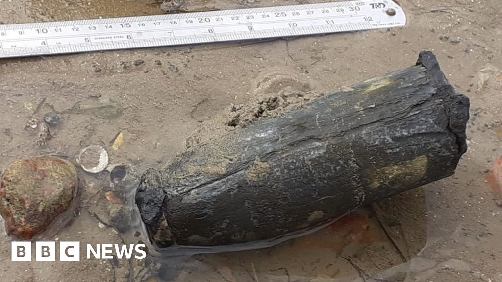 Southend beach closed as possible explosive found - BBC News