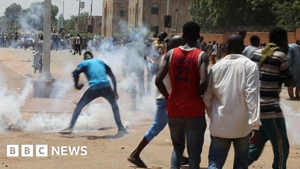 Niger: UK tells nationals to stay inside amid unrest