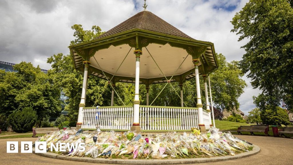 Reading stabbings: Forbury Gardens reopens to the public - BBC News