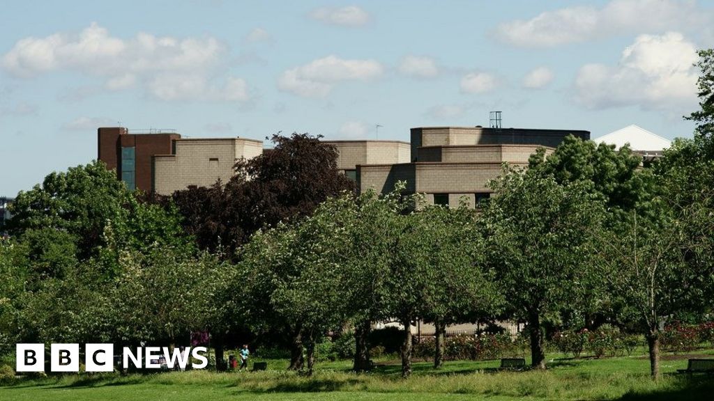 Met Police officer denies five rape and two kidnapping charges