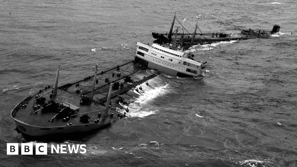 Torrey Canyon: The shipwrecked supertanker - BBC News