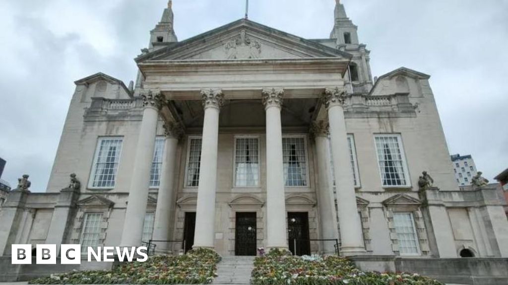 Leeds Civic Hall has structural issue - council report - BBC News