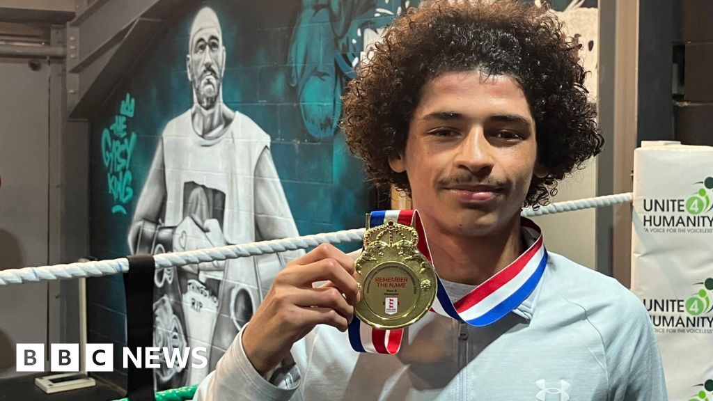 'Troubled' Peterborough teen says boxing has changed his life - BBC News