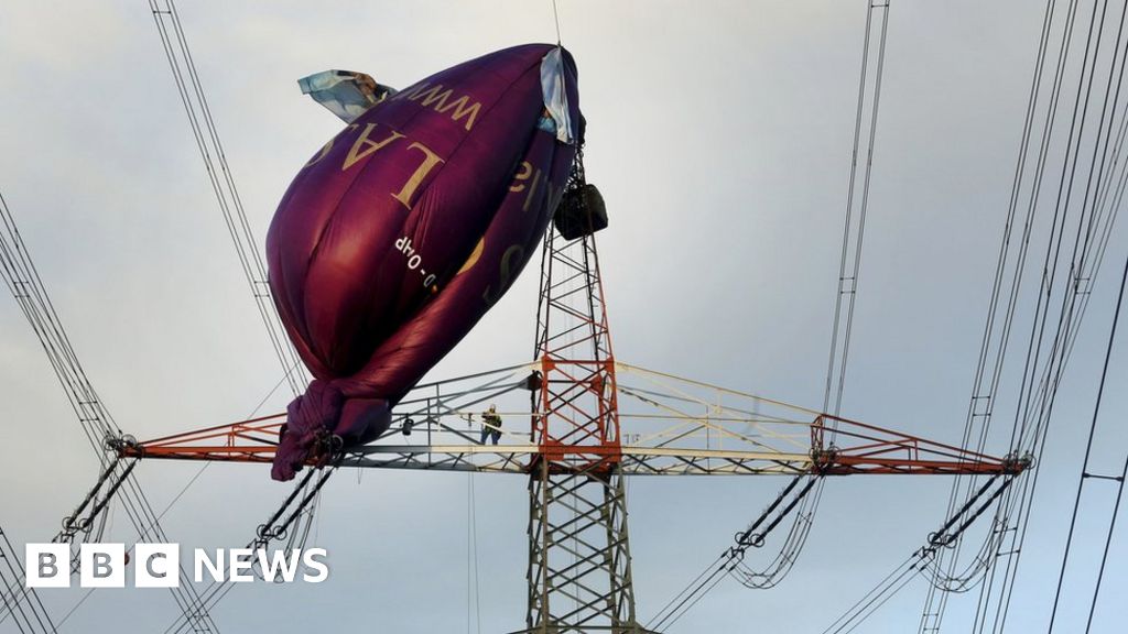 Hot air balloon hits pylon in Germany, with six rescued